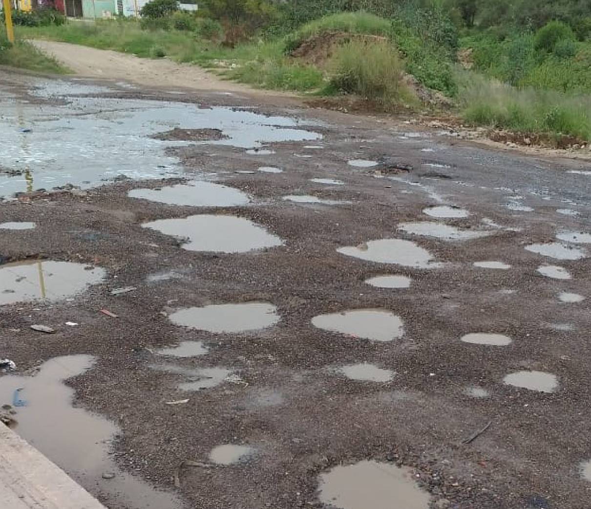 Los baches almacenan agua puerca en Mirador de las Culturas | ¡El Aguas!
