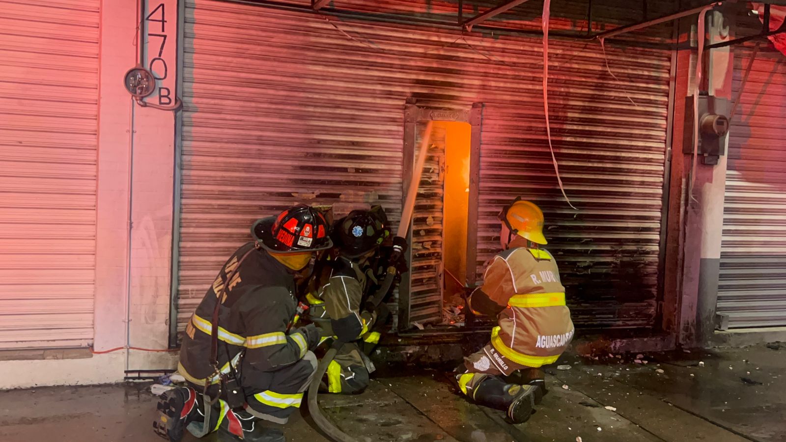 Incendio arrasa con negocio de venta de tenis en la zona Centro; pudo ...